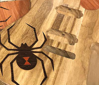 Découpe au laser d'une incrustation sur une guitare